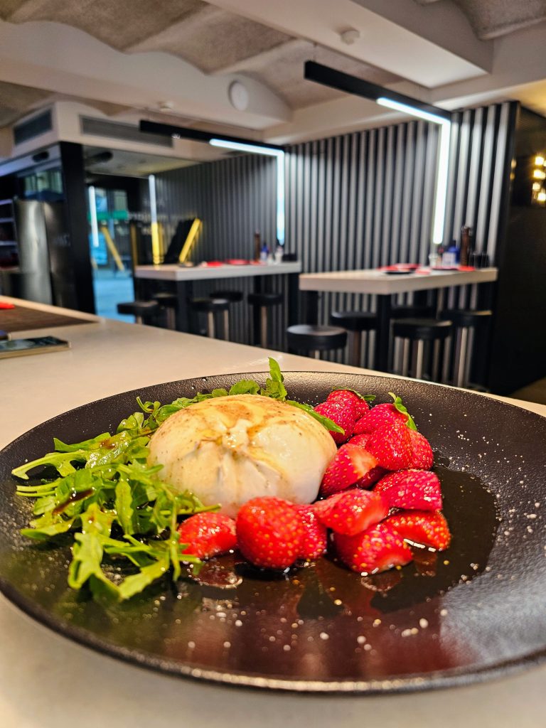Amanida de Burrata amb Maduixes i Vinagreta d'Alfàbrega. Frescor i ...